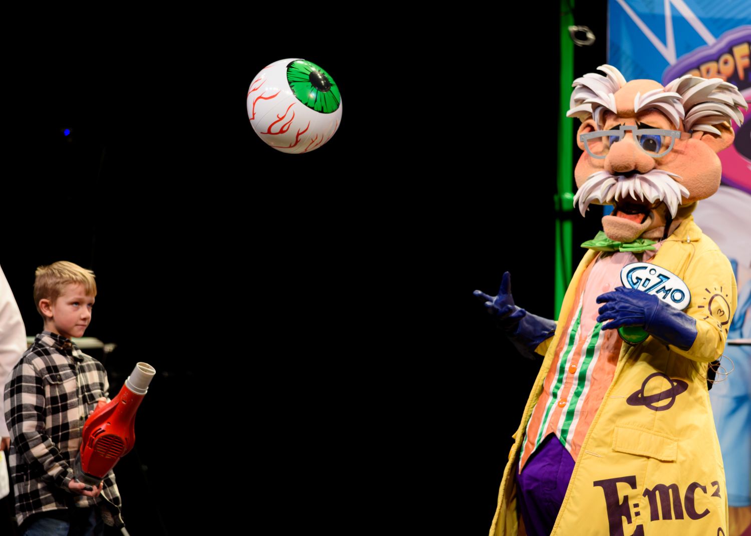 PHOTOS: Gizmo puts on Fun and Science Show - Western Wayne News